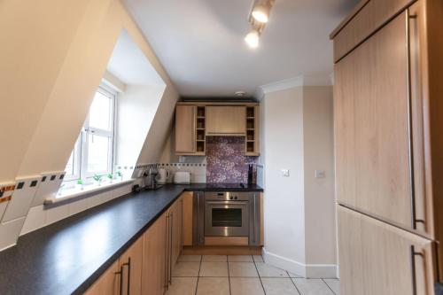12 Bradford Old Town Swindon, 2 Bedroom, Sleeps 5, Free Secure Parking, Wifi, Long Stay Disc - Swindon