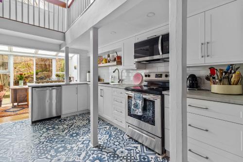Elegant Victoria 2br 15ba & Private Yard - Saint John's