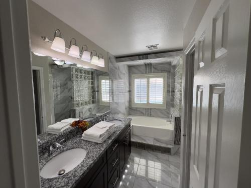 Stone Sanctuary 5bd Optional Heated Pool Projector Arcade Game Billiards Family Park Adjacent - Las Vegas, NV