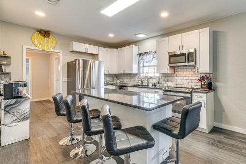 Updated Home 2 Mi To Downtown Texarkana! - Texarkana, AR