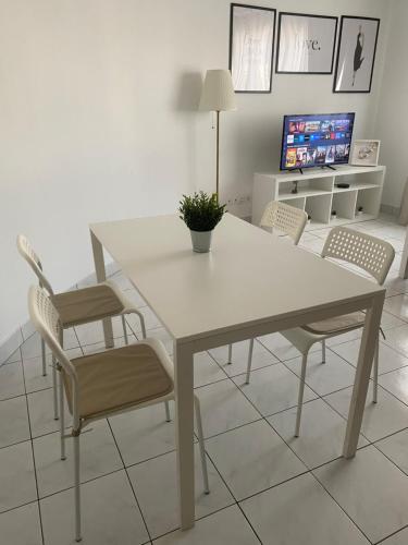 Appartement 2 Pieces Avec Projecteur A 100m Du Metro - Saint-Ouen