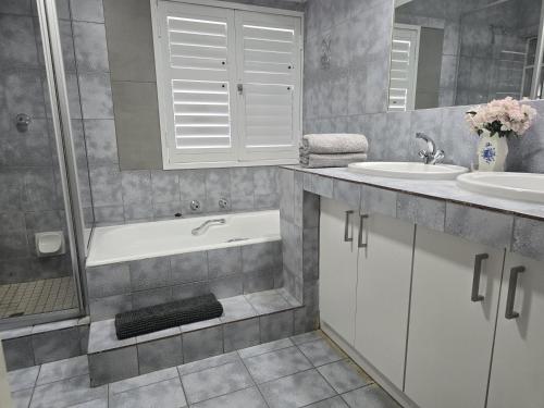 4 Bedroom House In Glenhazel For Family, Friends And Leisure - Johannesburg
