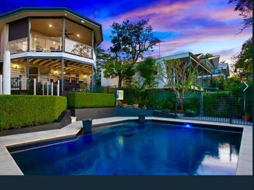 Regentville Waterfront Luxury Residence - Penrith
