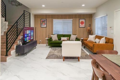 Spacious Disneyland Getaway I Game Room, King Suites & Ev Access I Sleeps 14 - Huntington Beach, CA