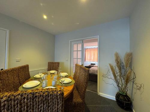 Stratton House, Sleeps 13, 6 Bedrooms, Parking, Long Stay Disc - Swindon