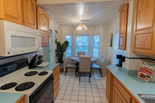 4 Bedroom 2 And A Half Bath That Sleeps 8 Near It All Ford Telegraph - Dearborn, MI
