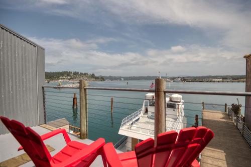 Captains Quarters - Anchor Pier Lodge - Newport, OR