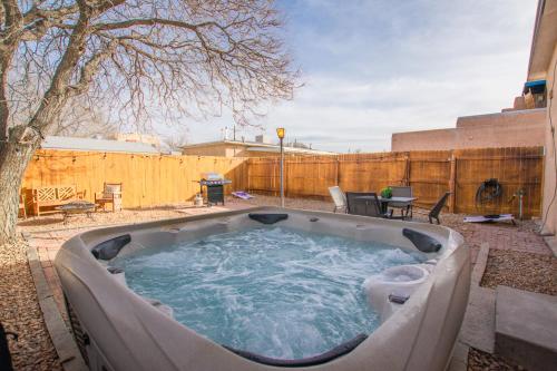 Grandma's Old Town Adobe House! Private Hot Tub-close To Old Town-pet Friendly-no Pet Fee! - Albuquerque, NM