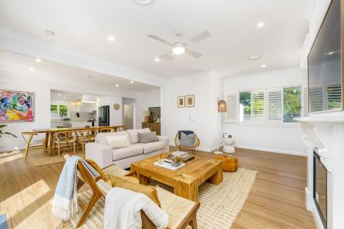 Fully Renovated And Stylish Home In Narrabundah - Hosted By Canstay - Canberra