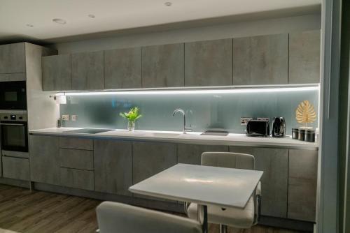 Luxury 2 Bed Penthouse With Stunning Views In Manchester City Centre - Manchester