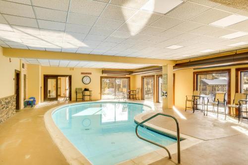 Snow Mountain Condo: Hot Tub + Shuttle To Resort - Jamaica, VT