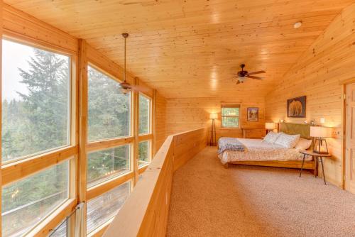 'Grizzly Tower' Packwood Cabin W/ Hot Tub! - White Pass, WA