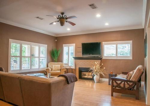 Group Retreat With Hot Tub & Studio - Tulare, CA