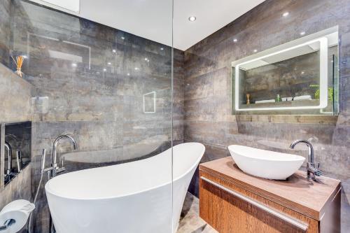 Shenley House • Close To City Centre • Driveway Parking • Workspace • Smart Tvs • Yoko Property - Milton Keynes