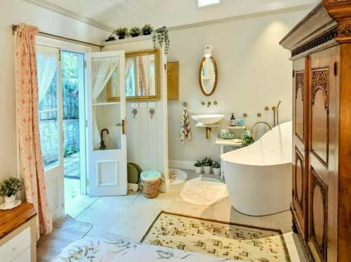 The Bath House - Cozy Luxe Garden Cottage Near Cbd - North Sydney