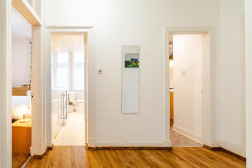 Newly Furnished Flat 4 Minutes Walk To Metro - Glasgow