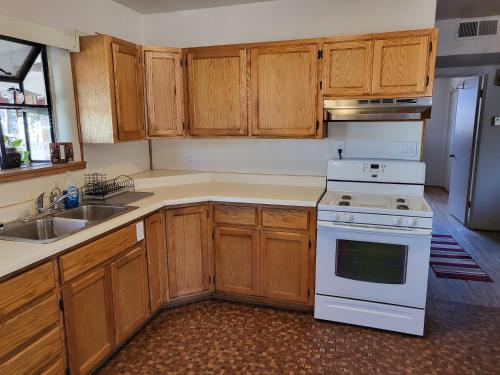 Top Of The Hill Guesthouse - Elephant Butte, NM