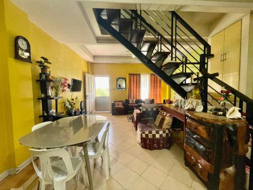 Whiteplace Transient House - Laoag