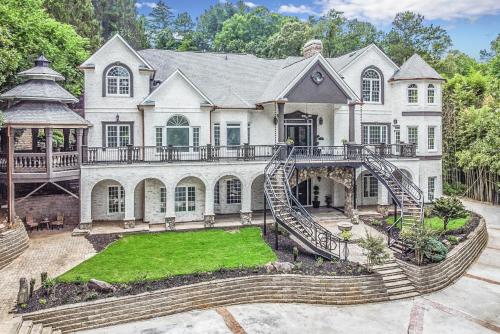 New Listing! Maison Paradis - Cleveland, GA