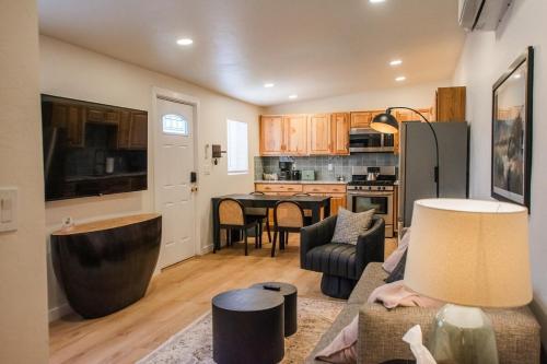 Sage Suite At Arnotriplex! Private Hot Tub-close To Downtown-pet Friendly-no Pet Fee! - Albuquerque, NM