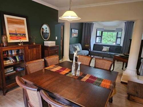 Giraffe's Rest, Self Catering Studio Apartment - White River