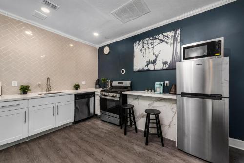 Comfy Studio With King Bed & Full Kitchen - Near Attractions - Greater Heights - Houston