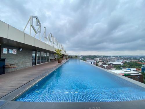 Combined Studio Warhol (W/r) Residence By Travelio - Semarang
