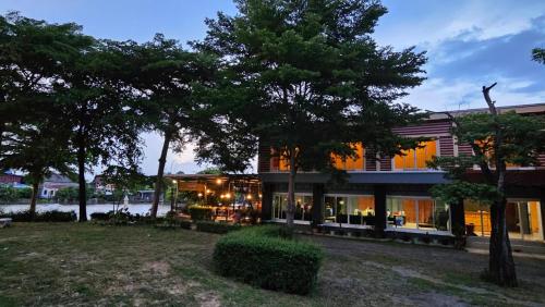 อิงน้ำท่าจีน(ท่าจีนรีสอร์ท) - Mueang Suphan Buri District
