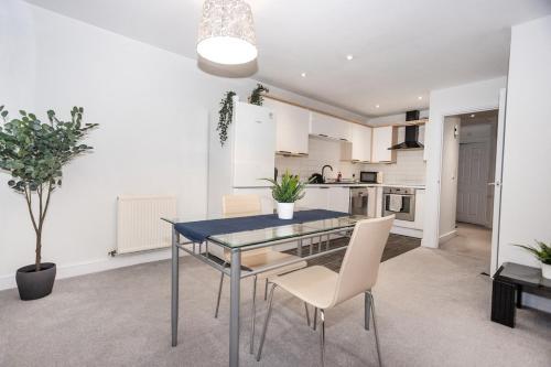 Doultons House Sleeps 5 In 2 Bedrooms Wifi Parking - Swindon