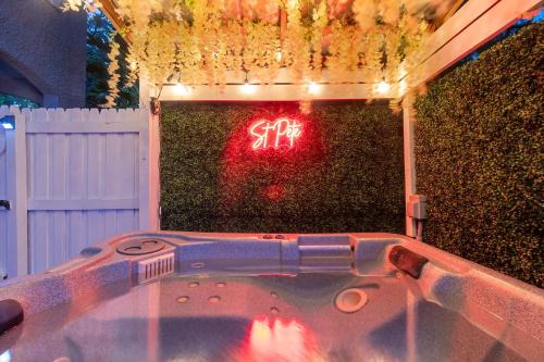Top Floor - Sun Filled Home - Jacuzzi - Pets Ok - Saint Petersburg, FL