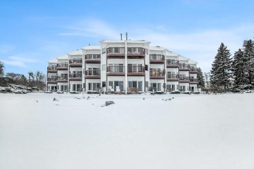 Beachside 218 Luxury Condo On The Beach - Traverse City, MI