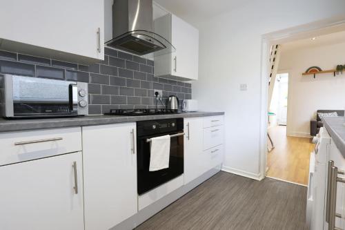 Spacious Swansea Home With Private Deck - Swansea