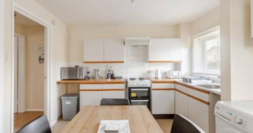 Cosy House- Sleeps 7 Centrally Located Free Parking, Fast Wifi Smart Tv With Sky And Netflix Busines - Milton Keynes
