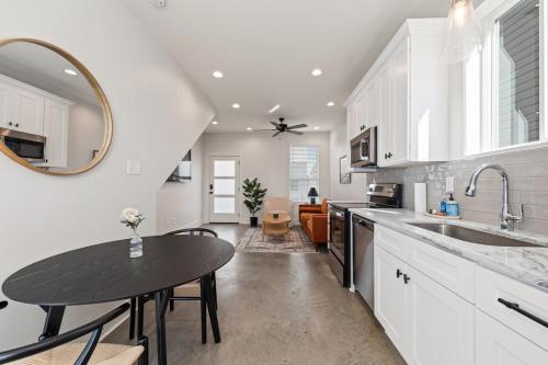 Swamp House Luxury Amenities Chic New 65 Inch Tv - Lafayette, LA