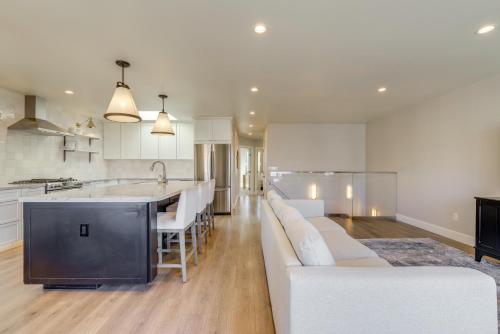 Walk To Ocean Beach: Modern Home W/ Fenced Yard - Stinson Beach, CA