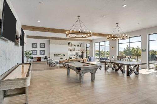 Upscale 2br W Pool Gym & Near Hill Afb - 雷頓