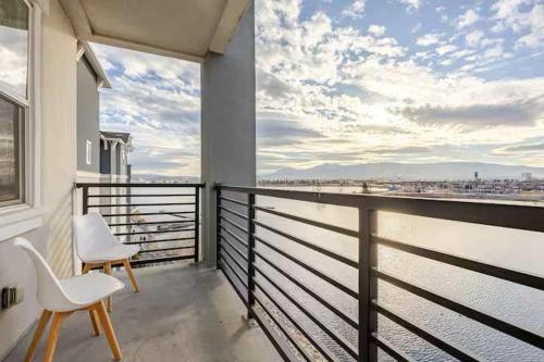 Sparks Marina 2br - Waterfront Views & Rooftop Patio - Sparks, NV