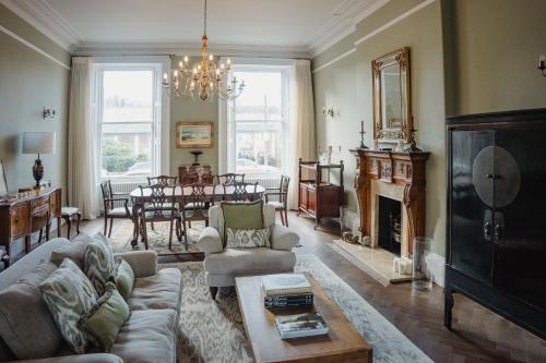 Prestigious City Centre Private Entrance House - Edinburgh