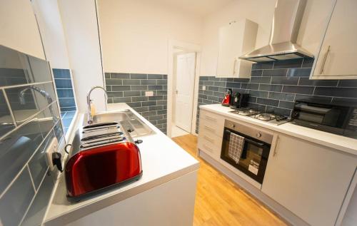 Stunning 4 Bedroom House In Crewe Town Centre - Crewe