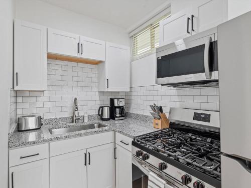 Shadyside, Central !2 Bright And Stylish Studio With Free Parking - Turtle, West Mifflin
