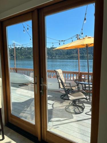 Lakefront With Private Beach - Redmond, WA
