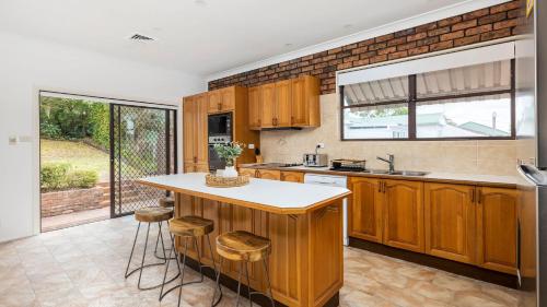 Pet Friendly Government House, 35 Government Road - Water Views - ネルソン・ベイ