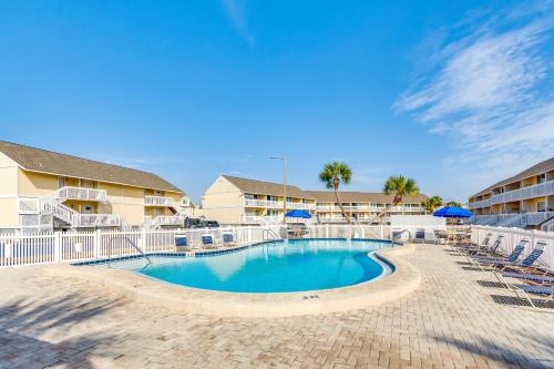 Walk To Beach: Resort Retreat W/ Balcony In Destin - Destin, FL