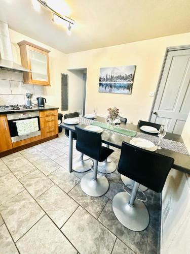 Three Bedroom With Parking+ 10 Mins Walk To City - 링컨