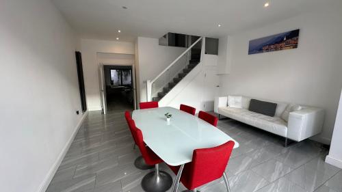 Spacious 4 Bedroom House - Warwick