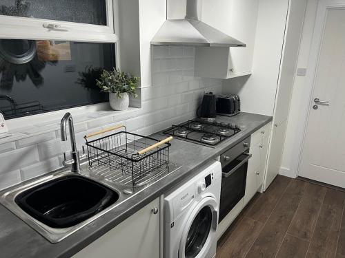 Fully Refurbished 3 Bed Terraced House With Ensuite Central Rugby - Rugby