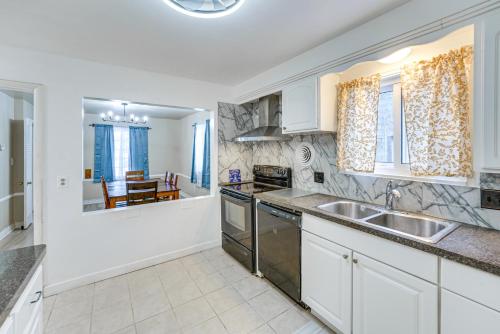 15 Mi To Dtwn Detroit: Cozy Family Home W/ Yard! - Detroit, MI