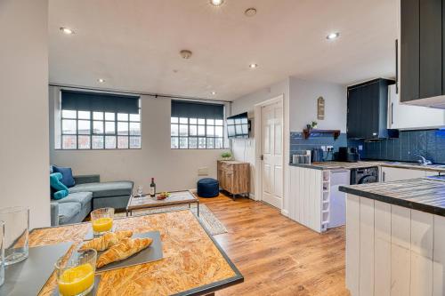 Central 2 Bedroom Apt By Guestz - Chester, UK