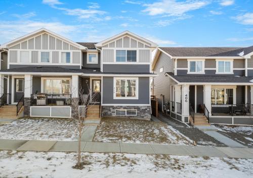 Mountain Hideaway Two Bedrooms Free Park Pass - Cochrane