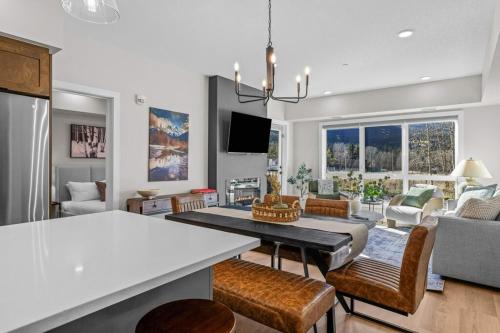 2 Bedrooms-3 Beds 2 Baths - Rocky Mountain View Retreat - Heated Pool And Hot Tub - 캔모어